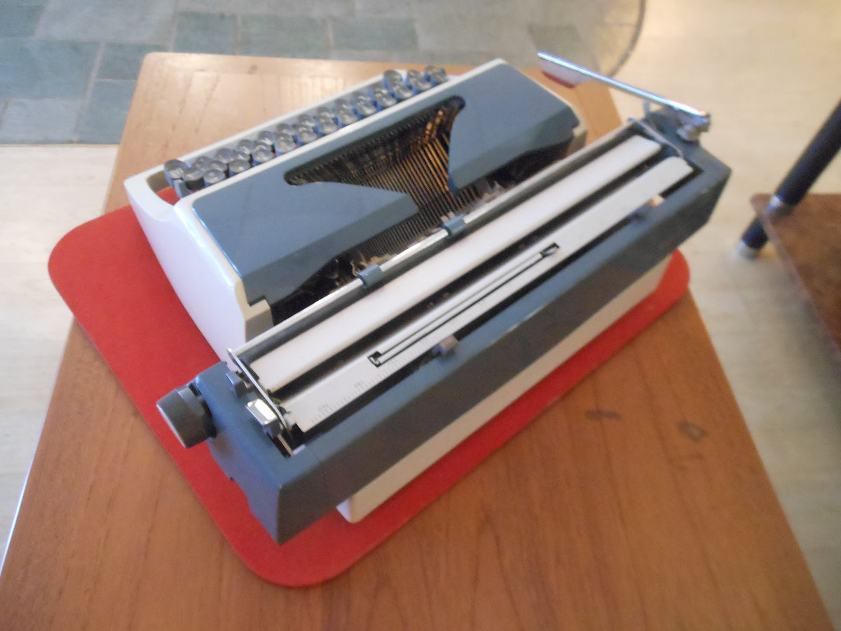 Vintage Erika Daro German Portable Typewriter – Retro on 8th
